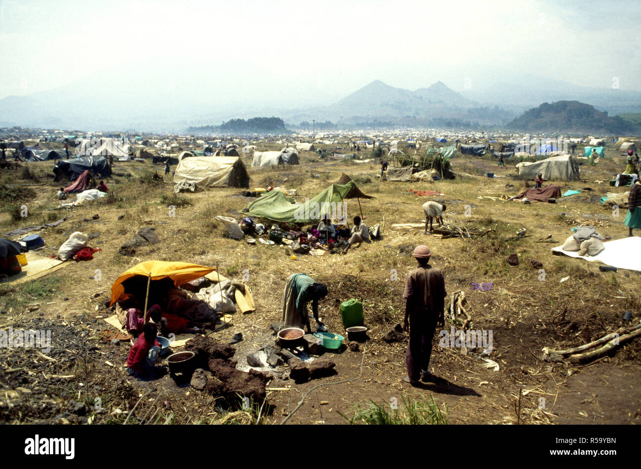 1994 - A view of the Kibumba refugee camp in Zaire. An estimated 1.2 ...