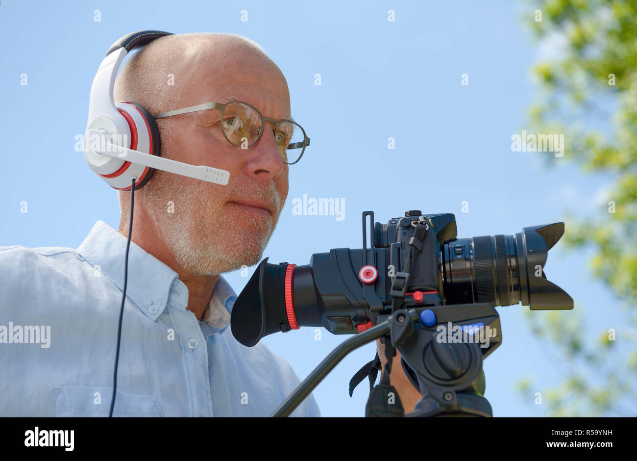 man with headphones, using a camera dslr Stock Photo - Alamy
