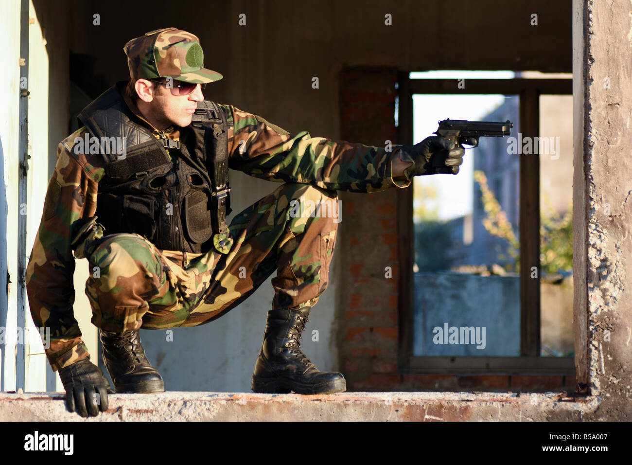 Soldier Aim Gun Stock Photos & Soldier Aim Gun Stock Images - Alamy