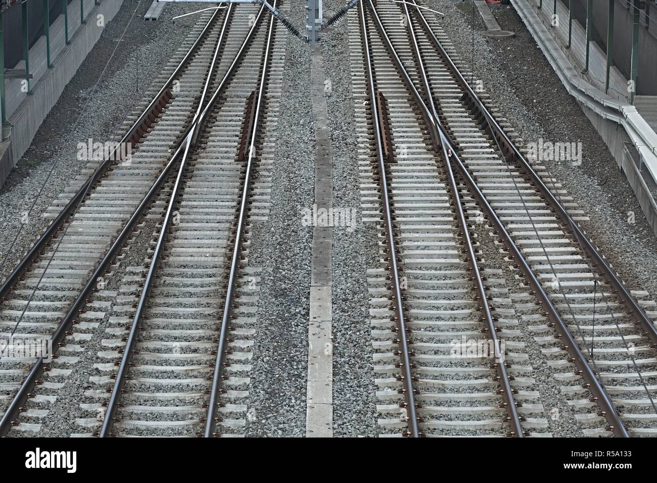 Merging Railway Tracks Stock Photo - Alamy