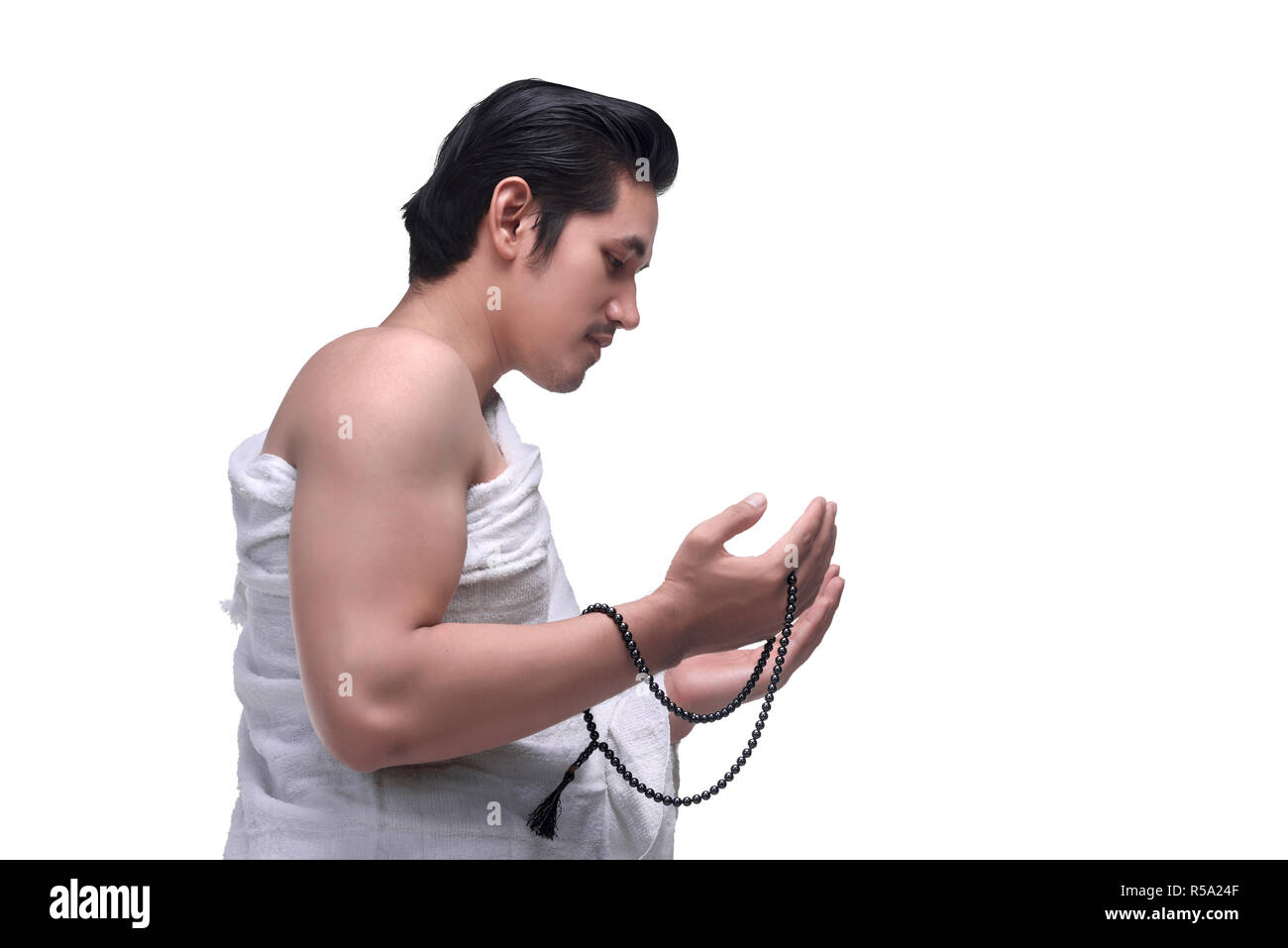 Side view of asian muslim man wearing ihram cloth praying Stock Photo ...