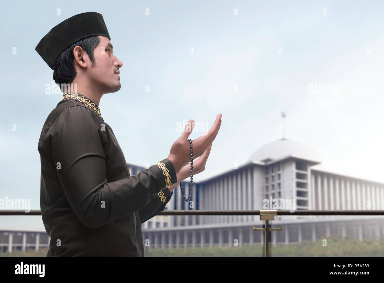 Religious asian muslim man in traidional dress praying to god Stock ...