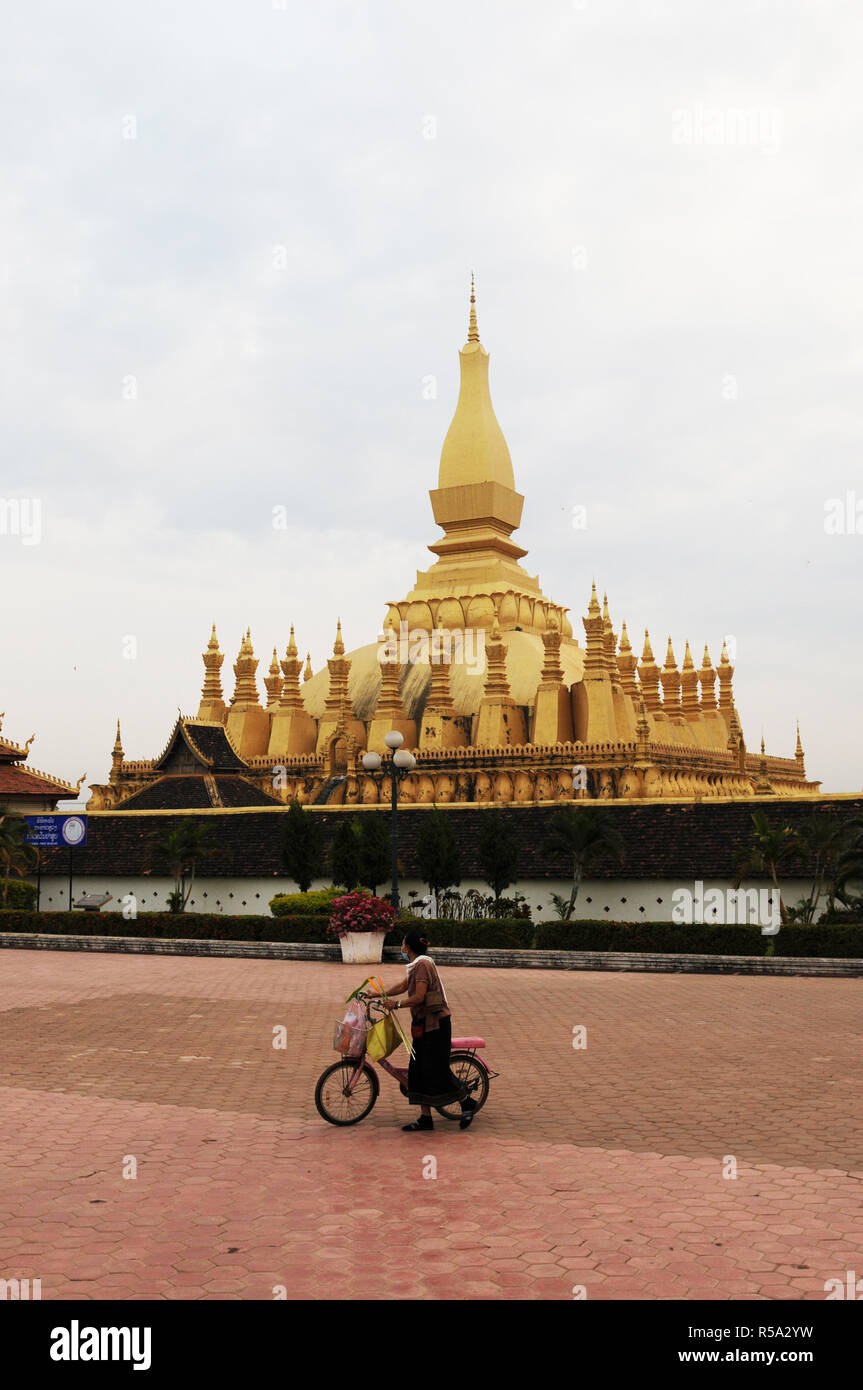 Memorial of king Nokeo Kumane in front of Vientianes holy stupa That ...