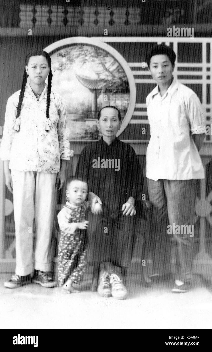 1960s chinese family portrait hi-res stock photography and images - Alamy