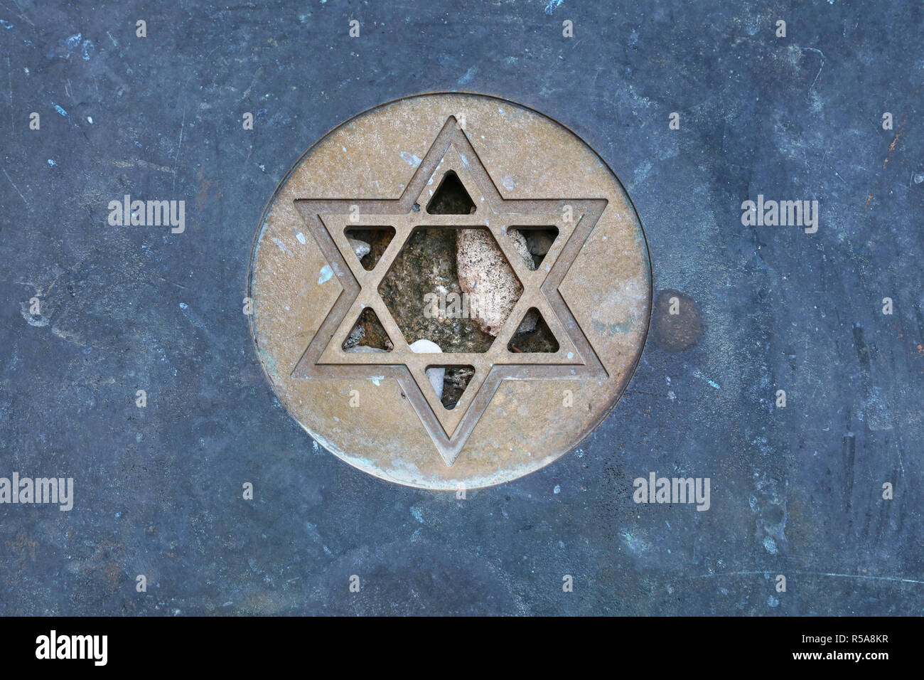 Star of David Jewish symbol at gravestone close up Stock Photo - Alamy