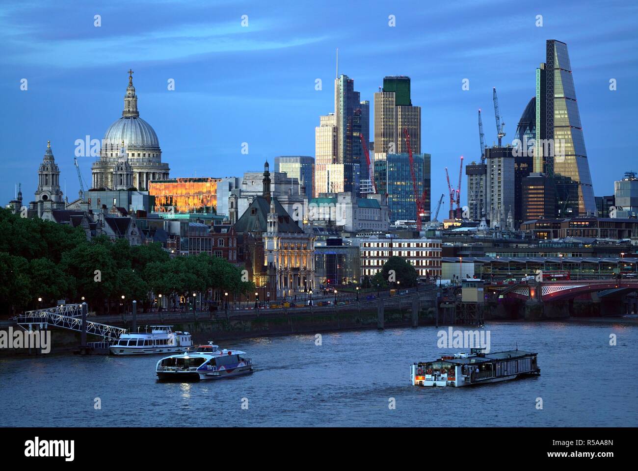 london skyline at night Stock Photo - Alamy
