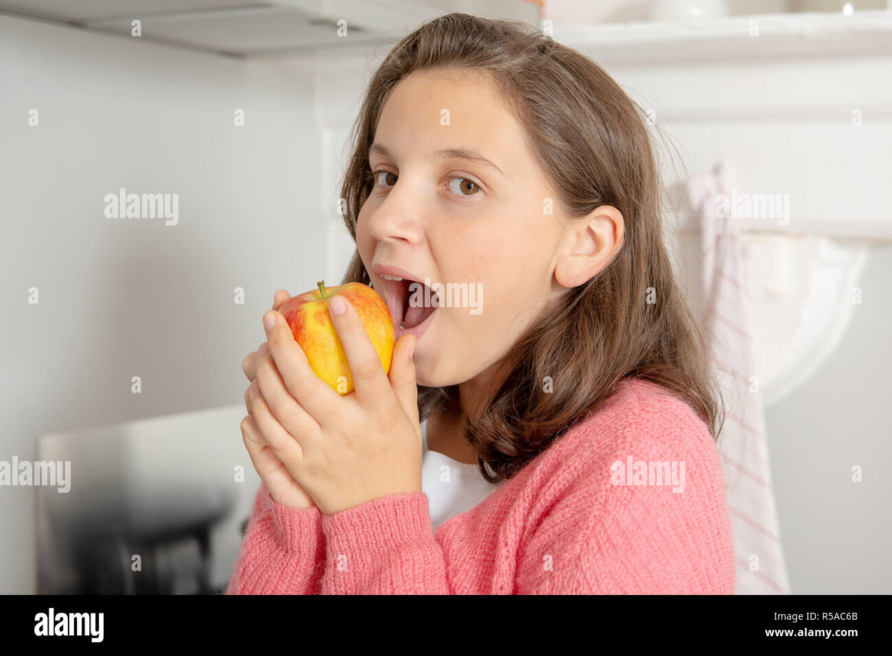a young teenage girl eating an apple Stock Photo - Alamy