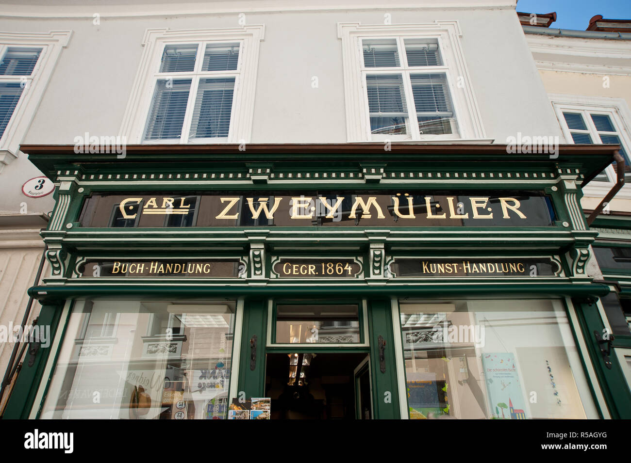 Baden bei Wien, historische Geschäftsfassade - Historic Shopfront Stock ...