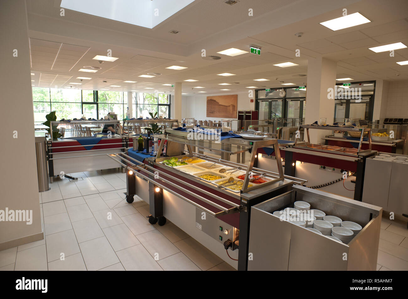 Schule kantine hi-res stock photography and images - Alamy