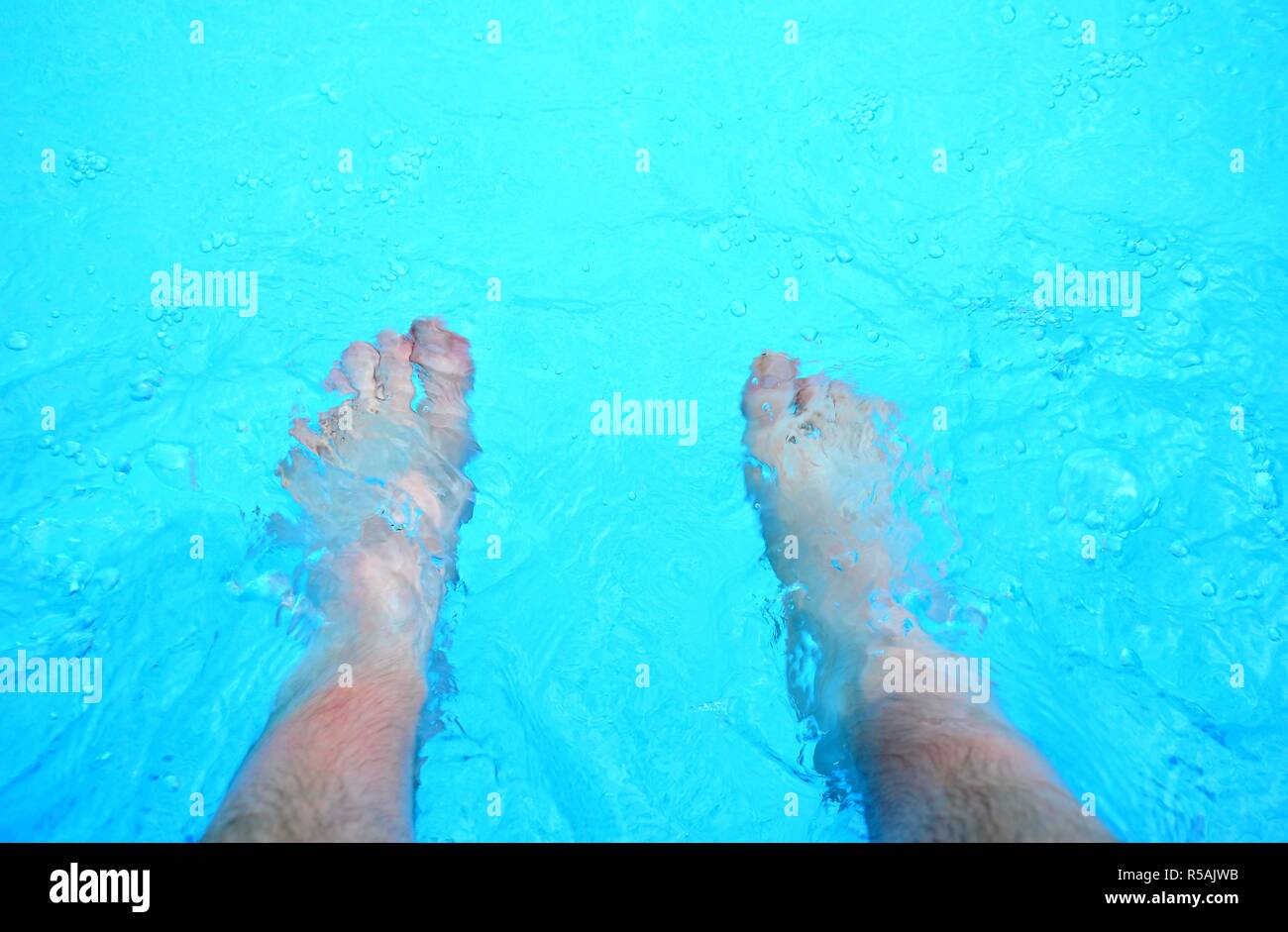Feet in a swimming pool underwater hi-res stock photography and images ...