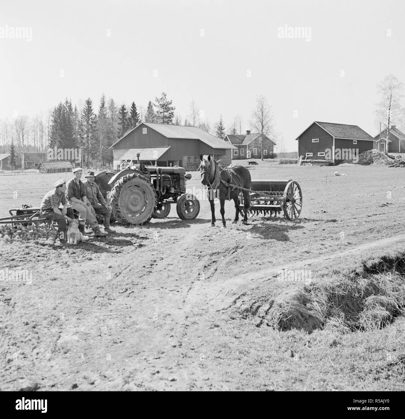 Farm 1950s hi-res stock photography and images - Alamy
