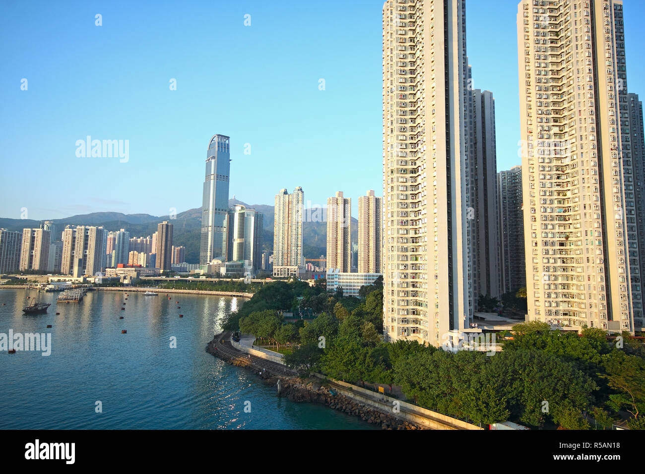Skylines of urban area daytime hi-res stock photography and images - Alamy