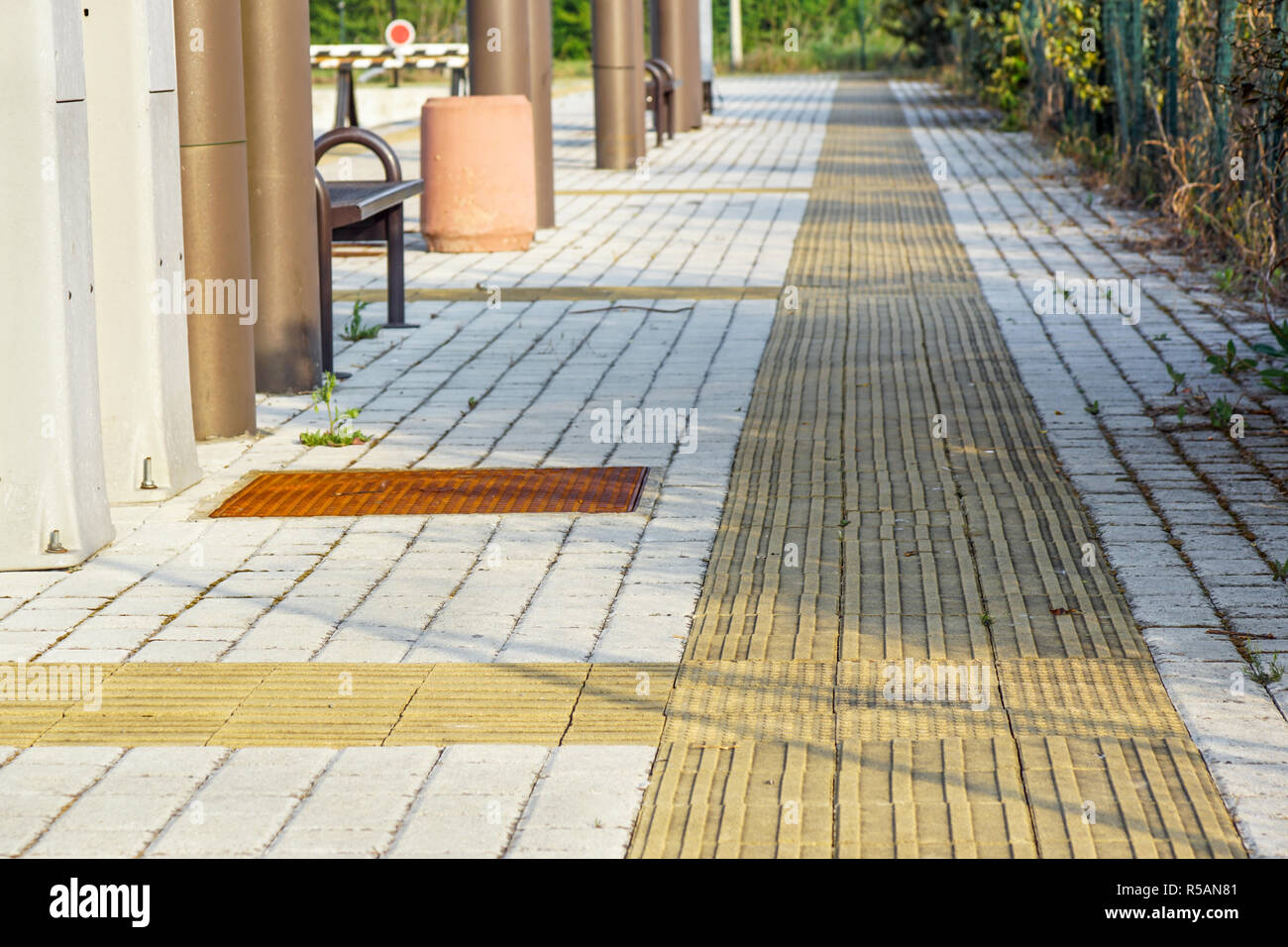 Tactile Paving Stock Photos & Tactile Paving Stock Images - Page 2 - Alamy