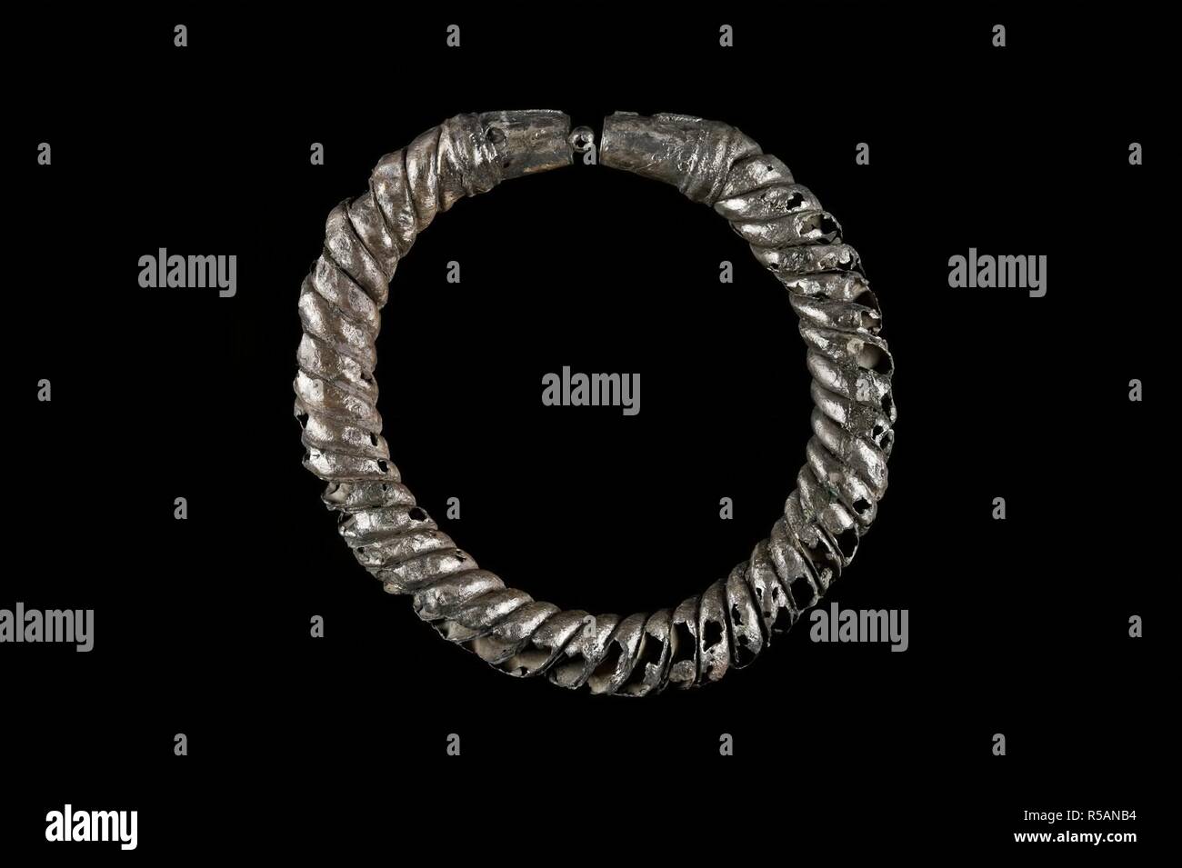 Orfebrería. Ajorca de plata, realizada en labor trenzada, cuyos ...