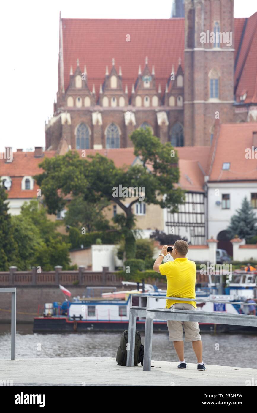man making a photo shoot of Wroclaw with the camera Stock Photo - Alamy