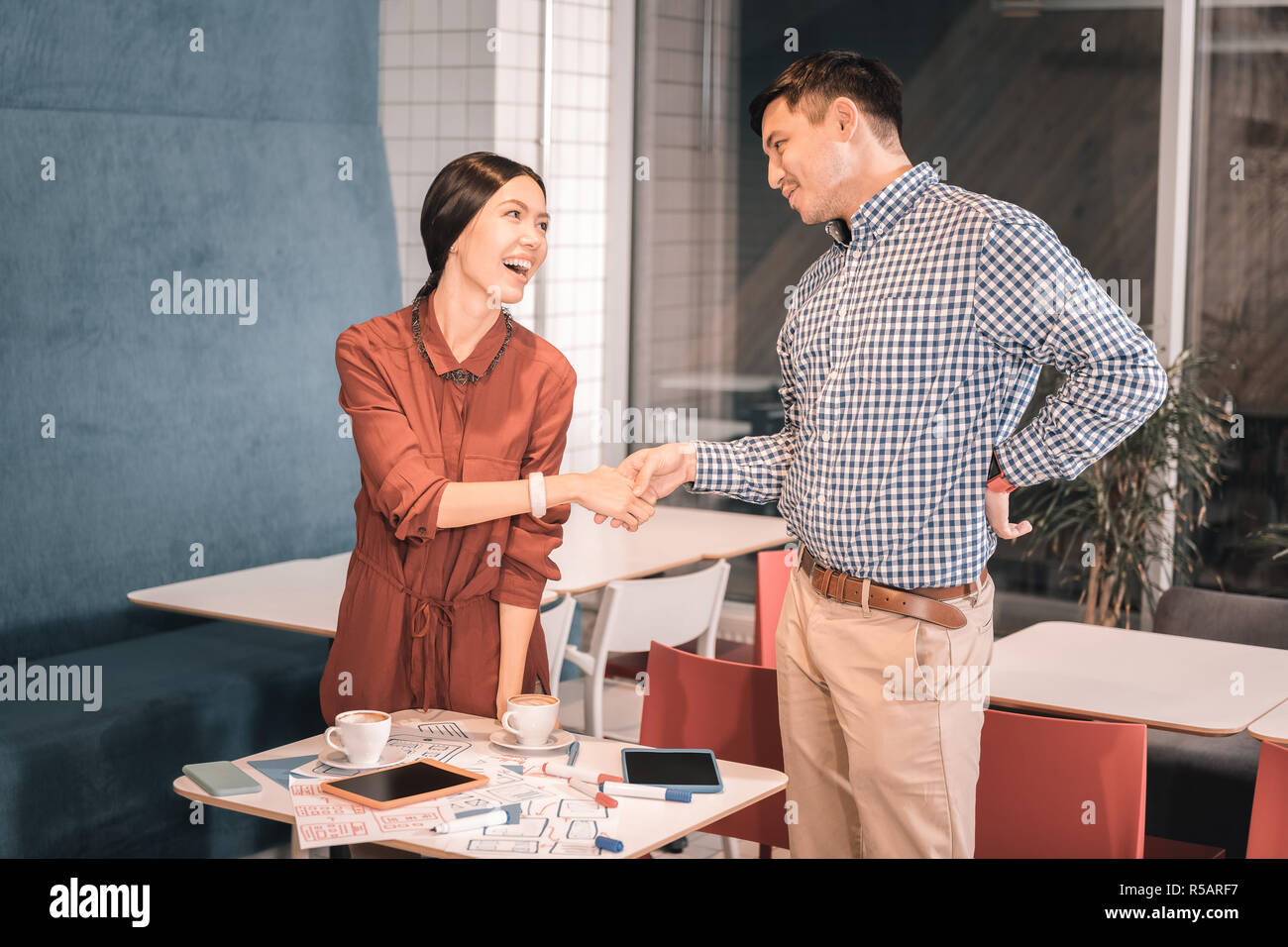 Man shaking hand hi-res stock photography and images - Alamy