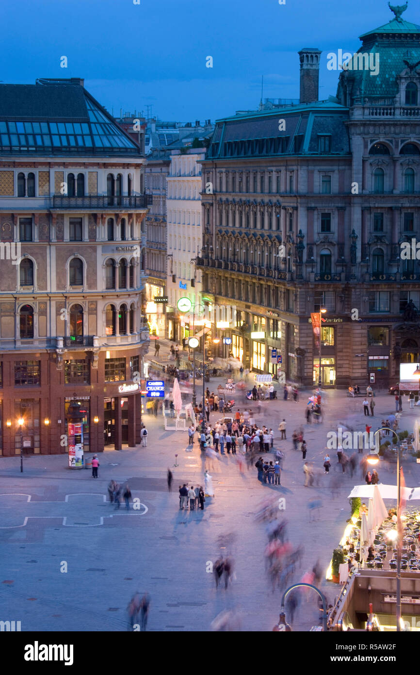 Austria. Central Vienna at night. Stephansplatz (Stephens Square) and ...