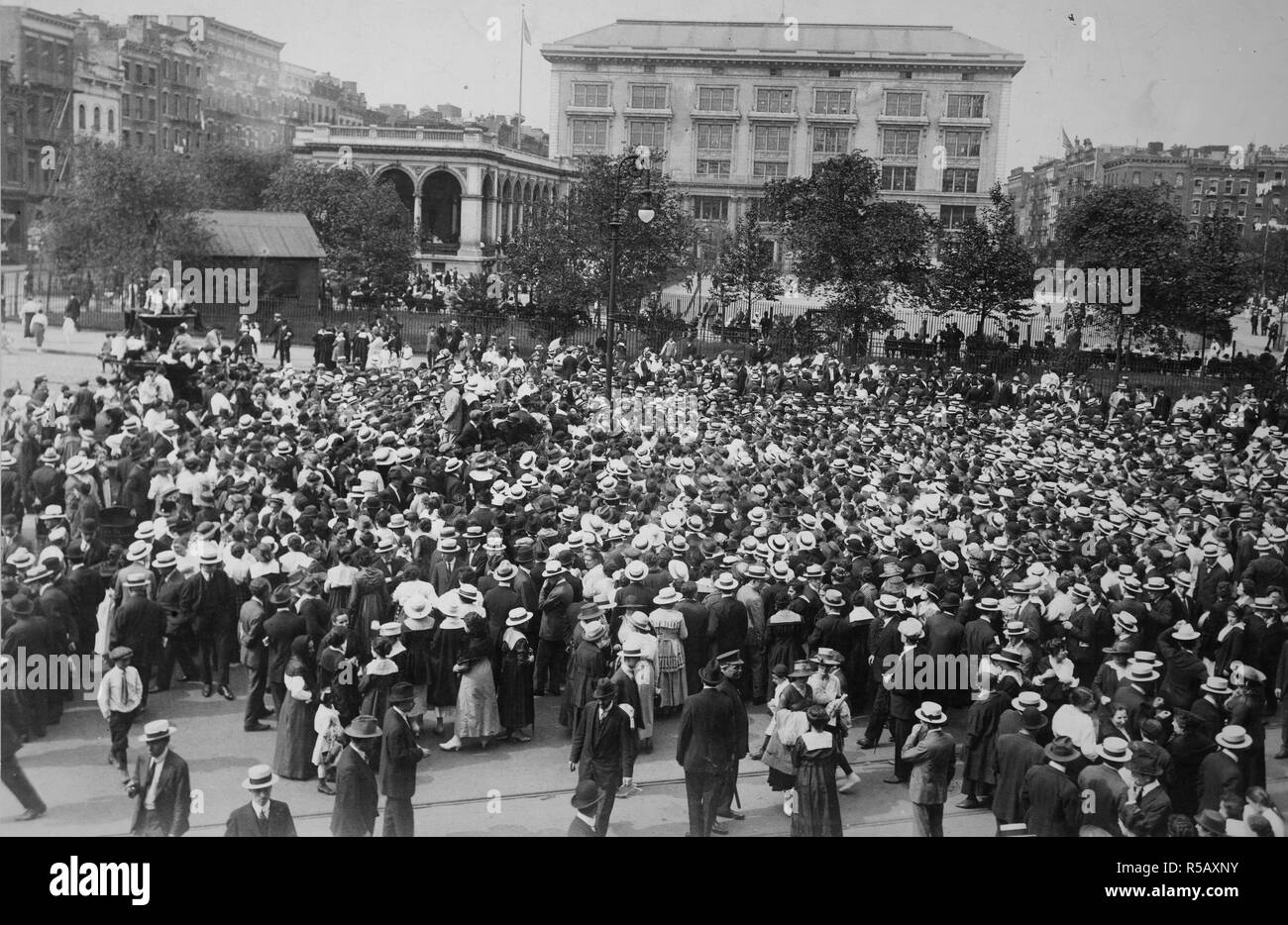 Anti-draft meeting held by women in Rutgers Square, New York. June ...