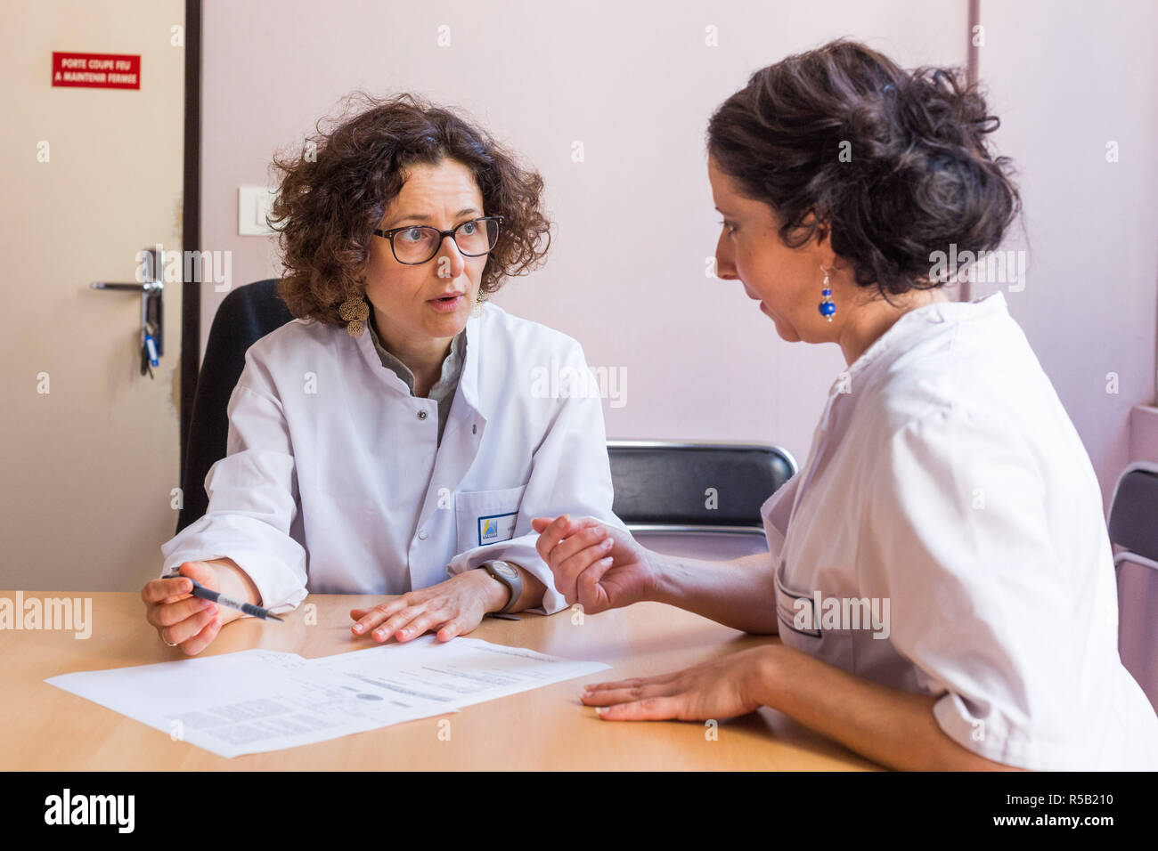 Pathologist and health framework meeting Stock Photo - Alamy
