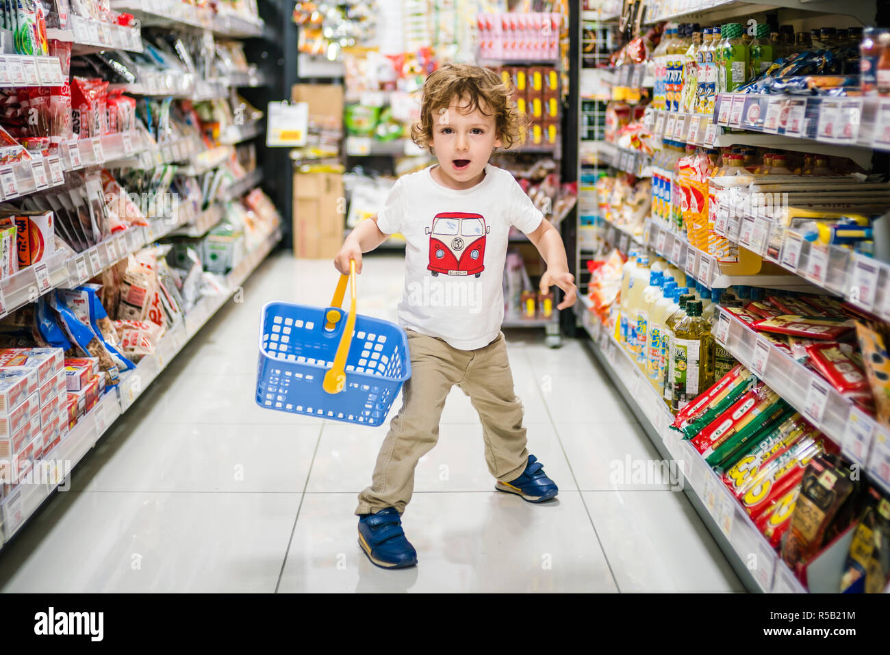 Child in a supermarket Stock Photo - Alamy