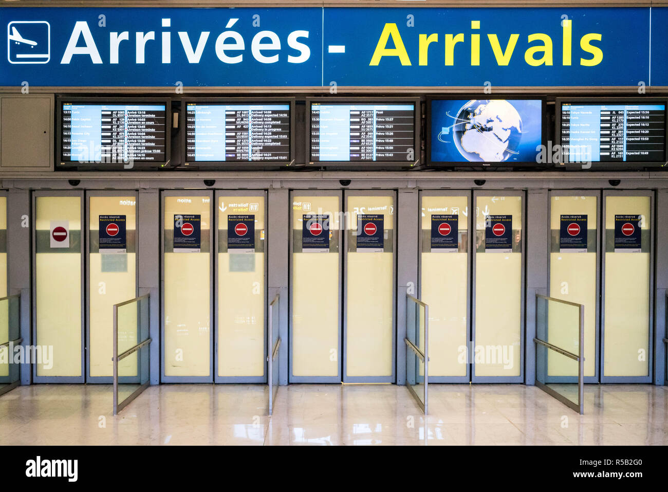 Doors airport arrivals hi-res stock photography and images - Alamy