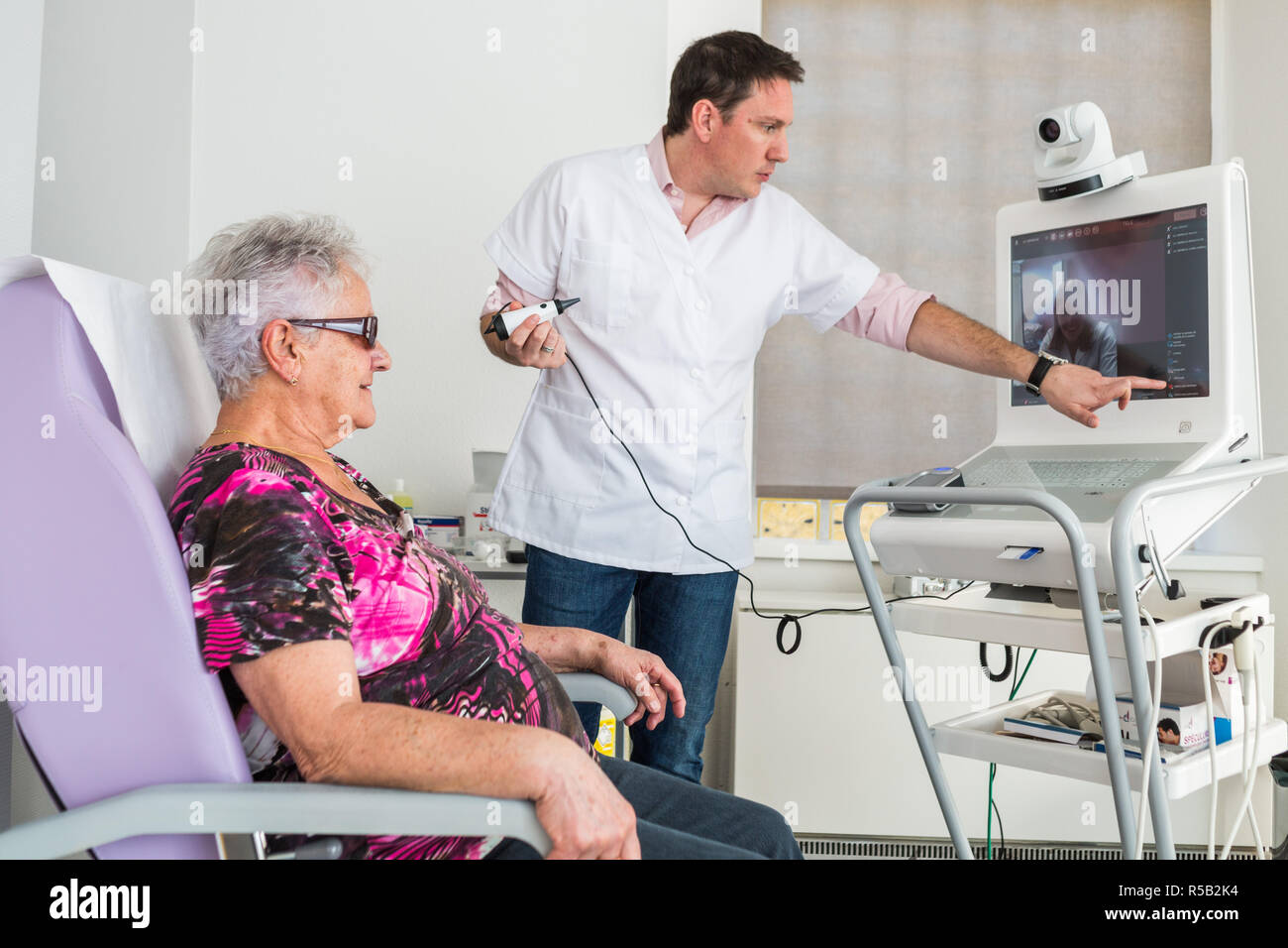 Remote consultation with a doctor hi-res stock photography and images ...