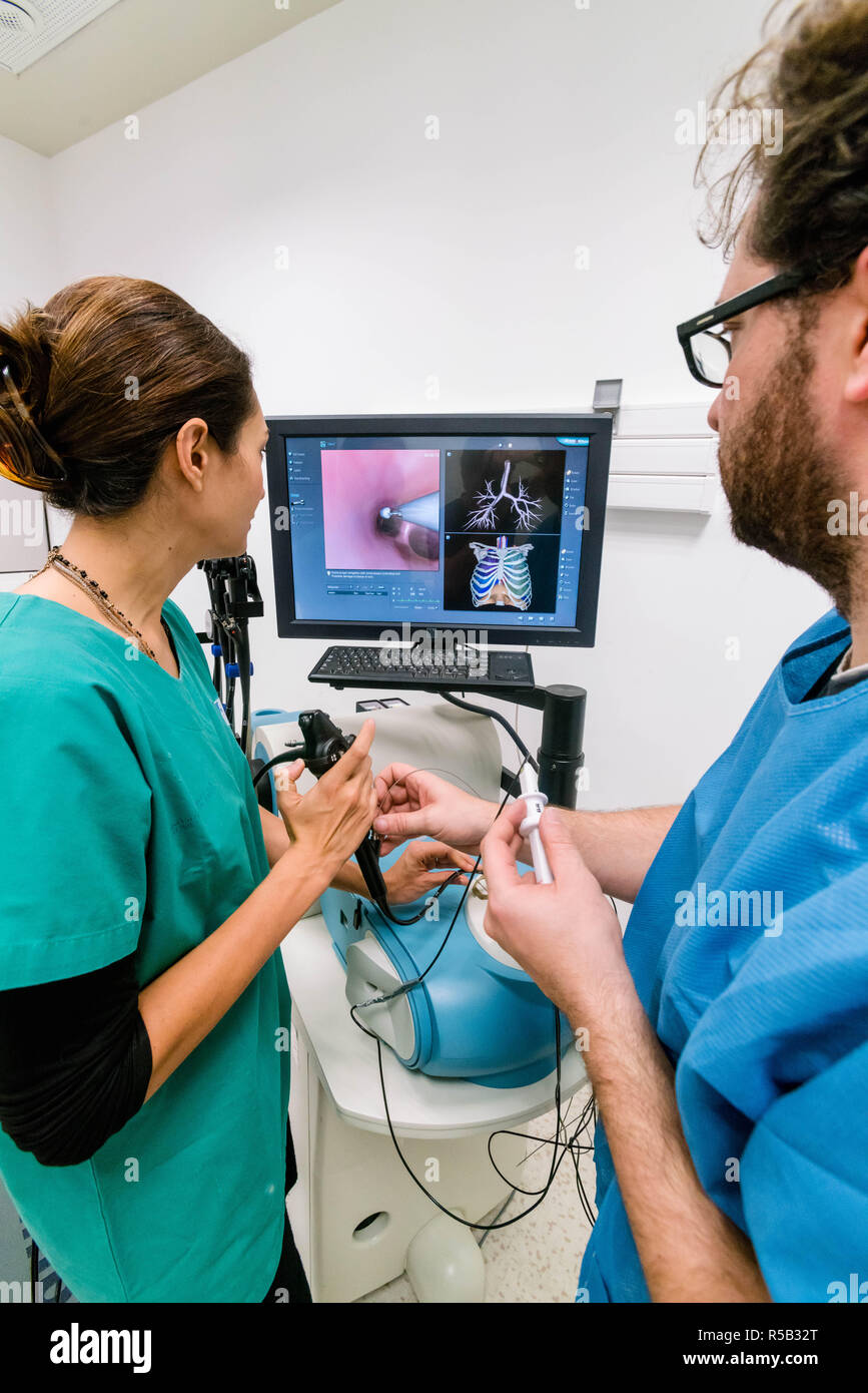 Medical training with patient simulator, Plateform iLumens, Paris ...