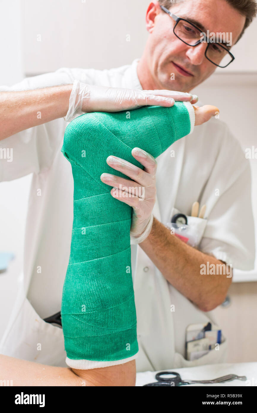 Hospital plaster cast leg hi-res stock photography and images - Alamy