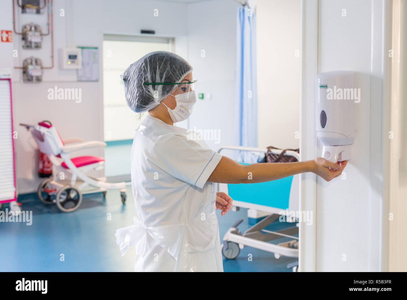 Nurse washing her hands at a sink Stock Photo - Alamy