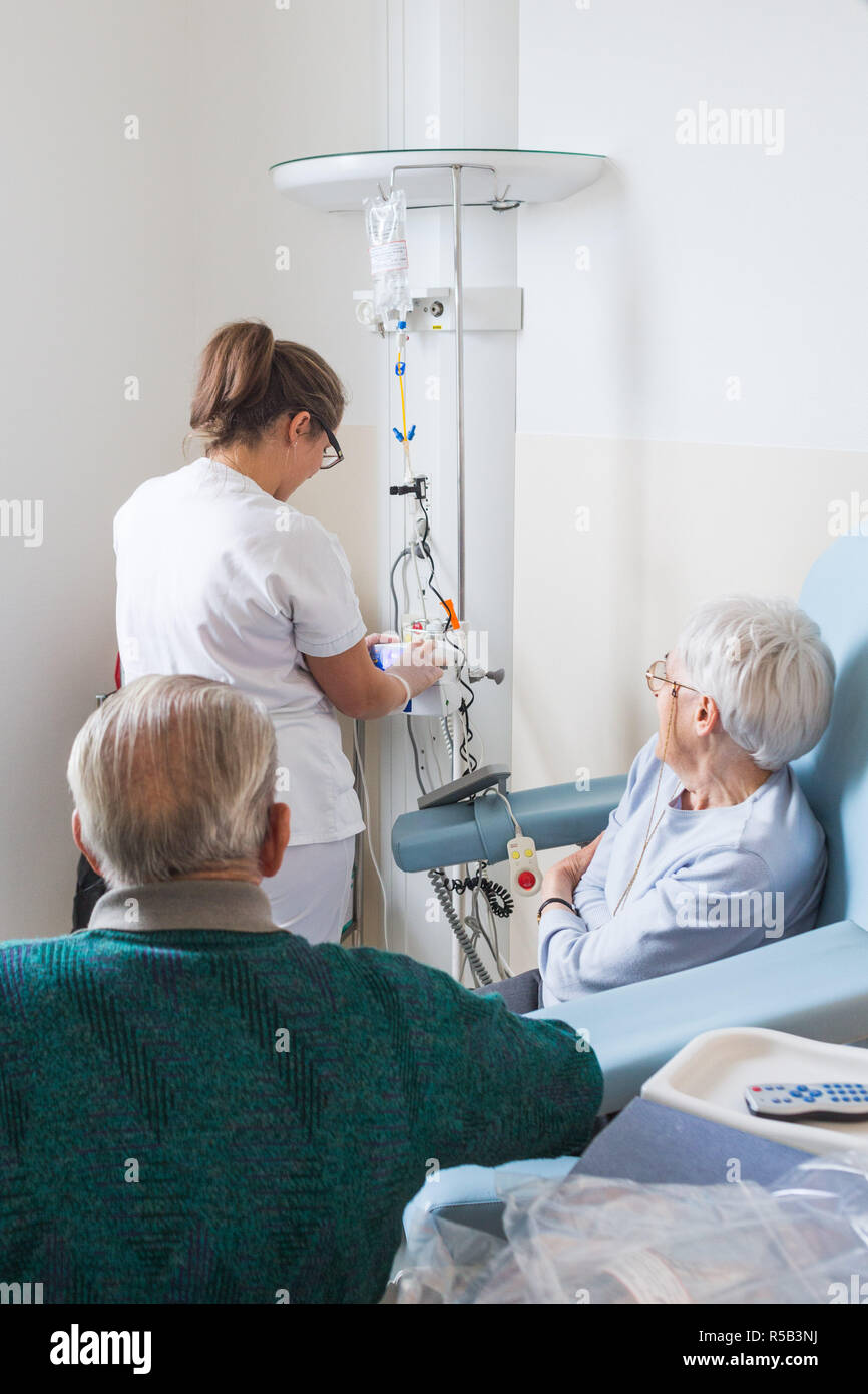 Woman chemotherapy with nurse hi-res stock photography and images - Alamy