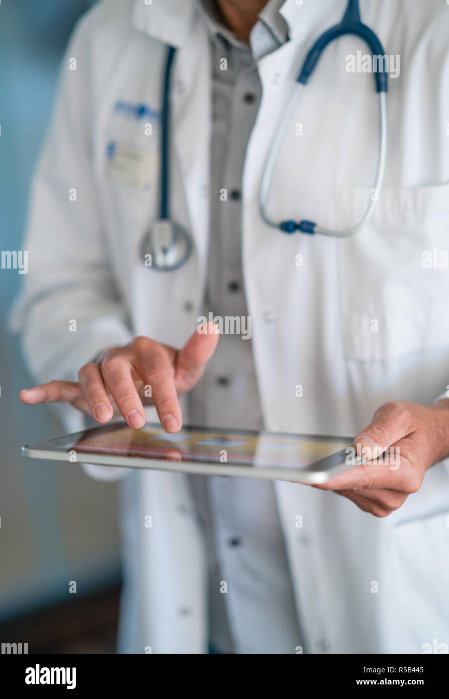 Doctor using an ipad hi-res stock photography and images - Alamy