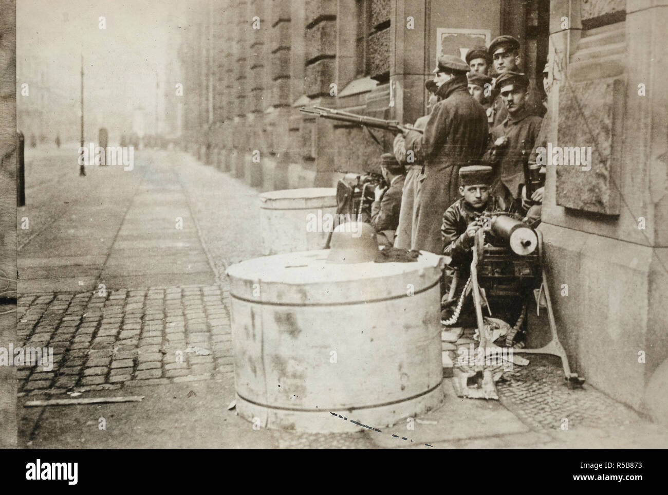 German Revolution - German riot scene. Spartacides with machine guns at ...