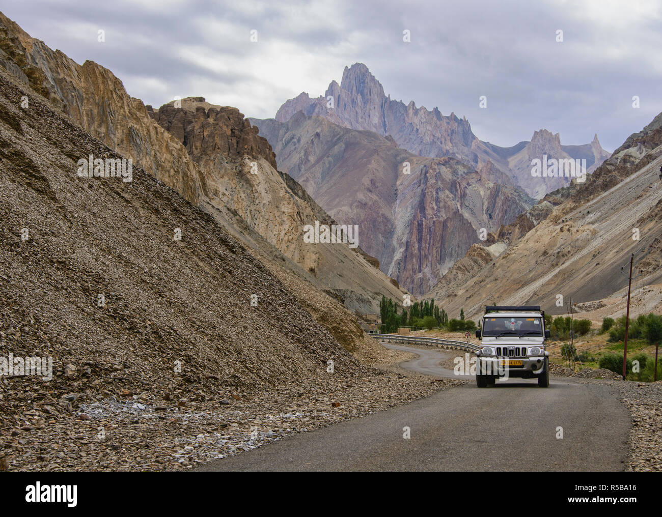 Beautiful village of Urtsi and the Ripchar Togpo Valley, Ladakh, India ...
