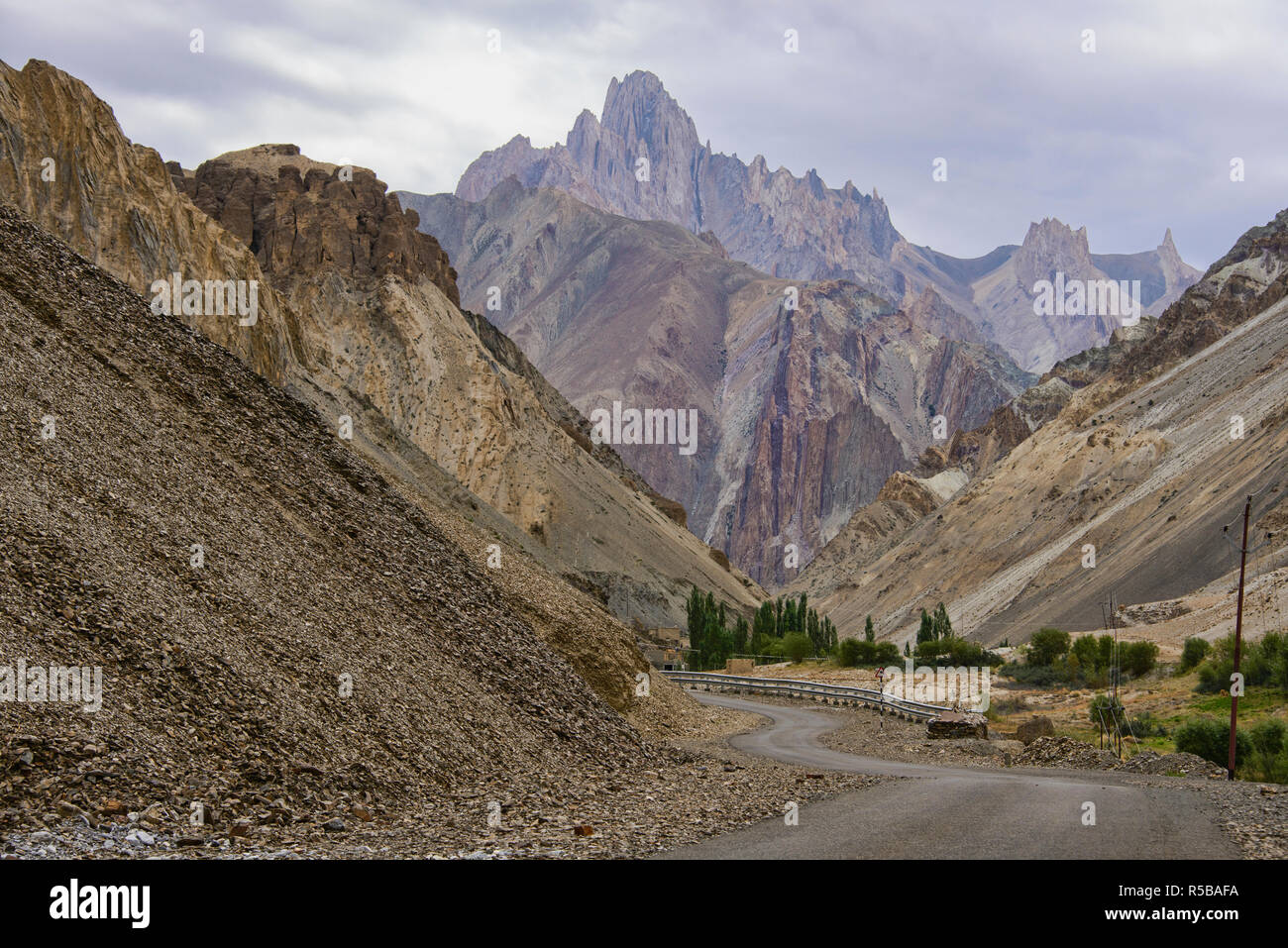 Beautiful village of Urtsi and the Ripchar Togpo Valley, Ladakh, India ...