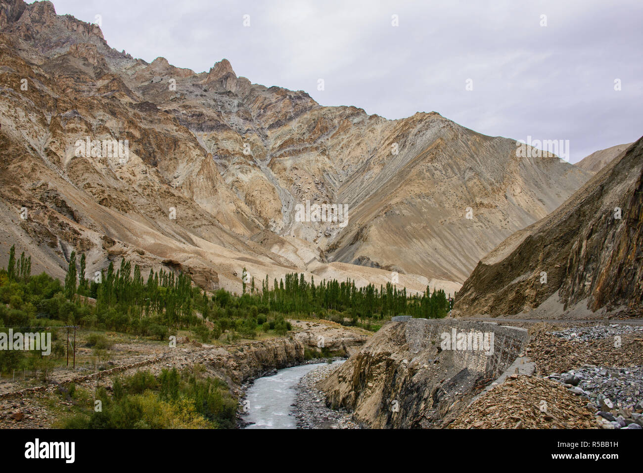 Beautiful village of Urtsi and the Ripchar Togpo Valley, Ladakh, India ...