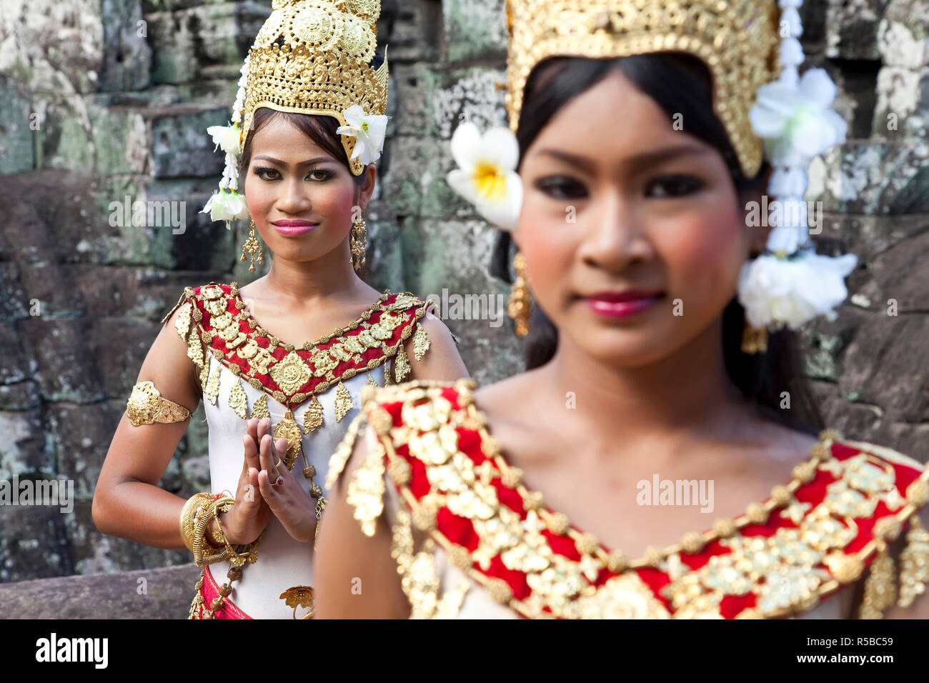 Apsara dancers bayon temple hi-res stock photography and images - Alamy