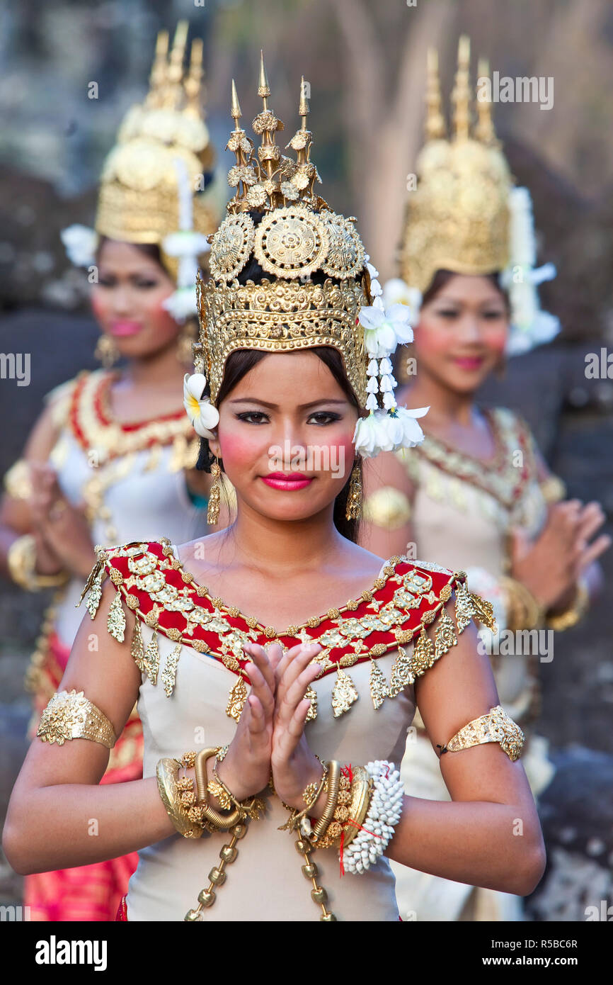 Apsara dancers bayon temple hi-res stock photography and images - Alamy