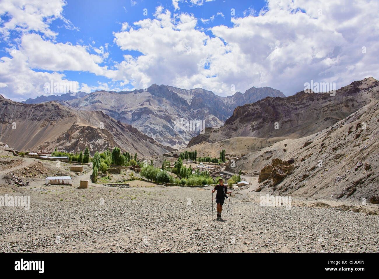 Beautiful village of Urtsi and the Ripchar Togpo Valley, Ladakh, India ...