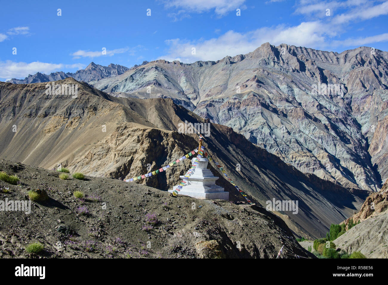 Picturesque village of Urtsi and the Ripchar Togpo Valley, Ladakh ...