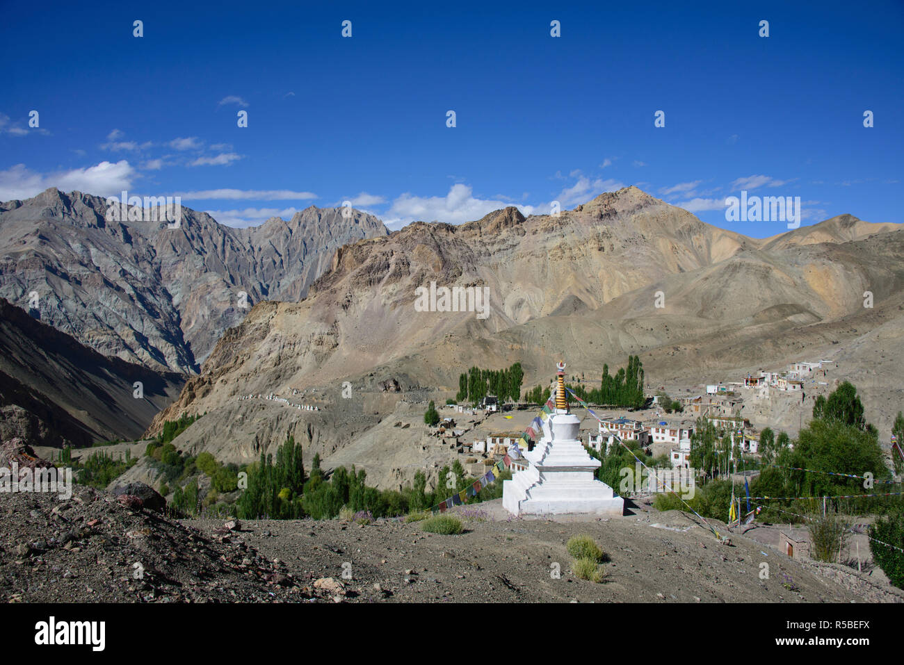 Beautiful village of Urtsi and the Ripchar Togpo Valley, Ladakh, India ...