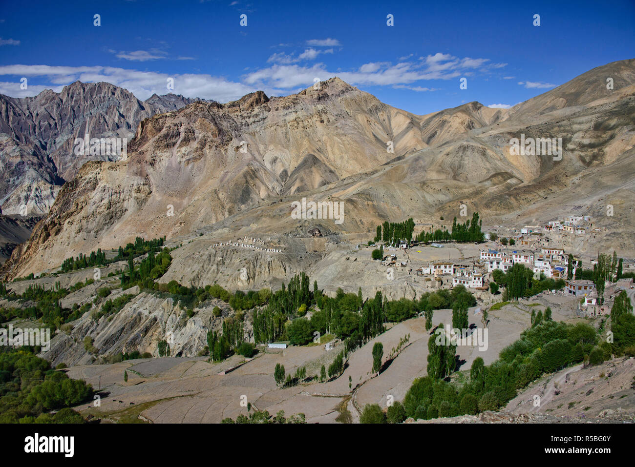 Beautiful village of Urtsi and the Ripchar Togpo Valley, Ladakh, India ...