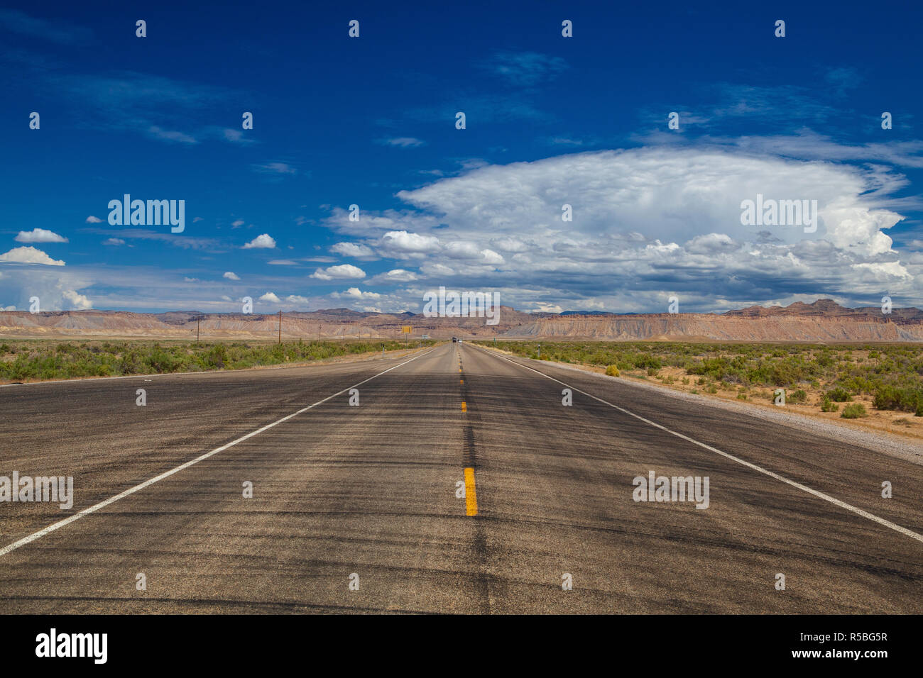 In the middle of the typical US motorway, Utah, USA Stock Photo - Alamy