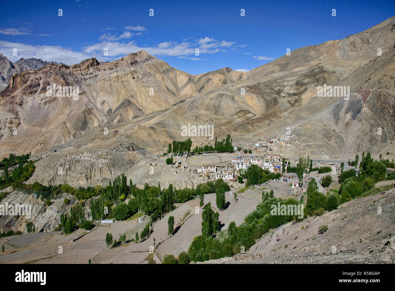 Beautiful village of Urtsi and the Ripchar Togpo Valley, Ladakh, India ...