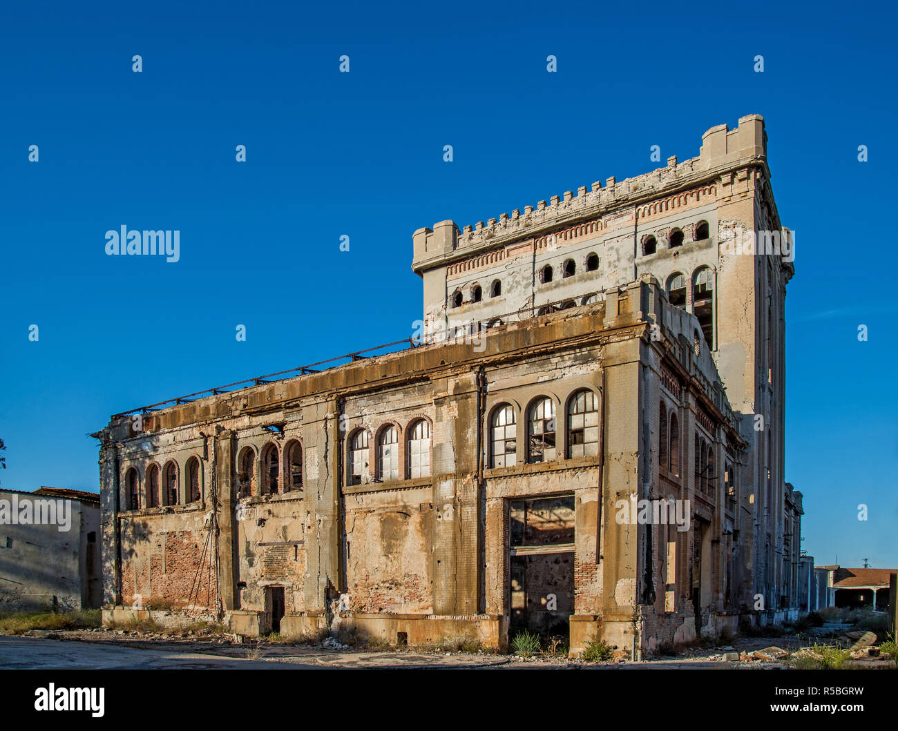 Abandoned factories hi-res stock photography and images - Alamy