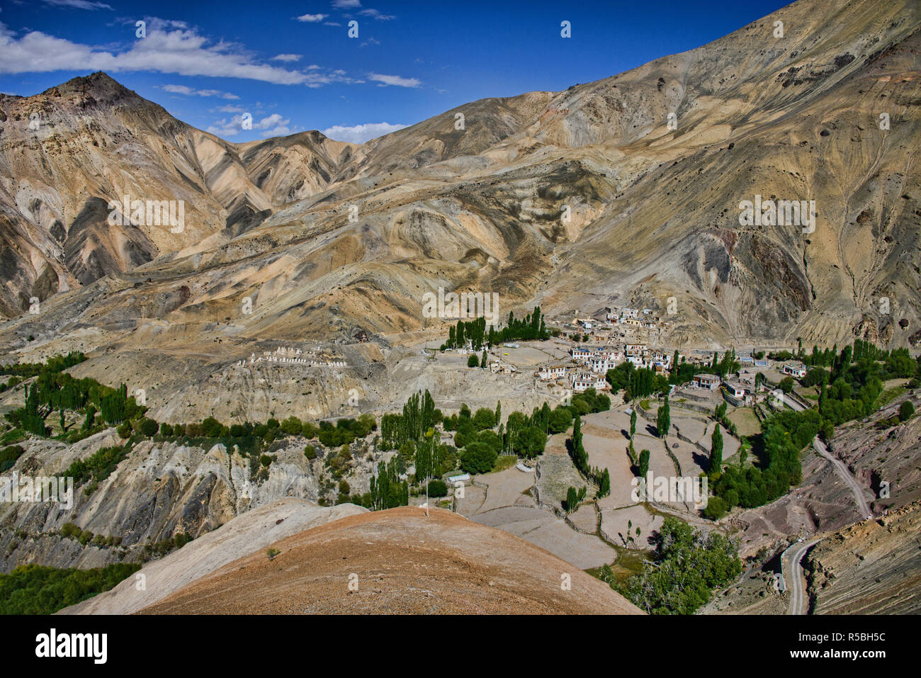 Beautiful village of Urtsi and the Ripchar Togpo Valley, Ladakh, India ...