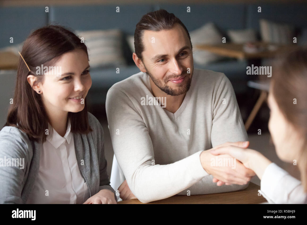 Couple hand shake hi-res stock photography and images - Alamy
