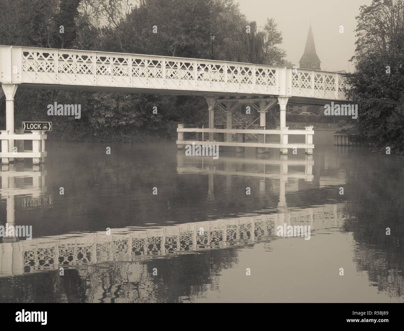 Early morning River Thames, Whitchurch Bridge, near Pangbourne-on ...