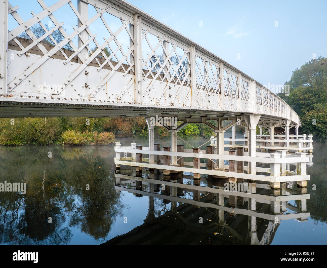Early morning River Thames, Whitchurch Bridge, near Pangbourne-on ...