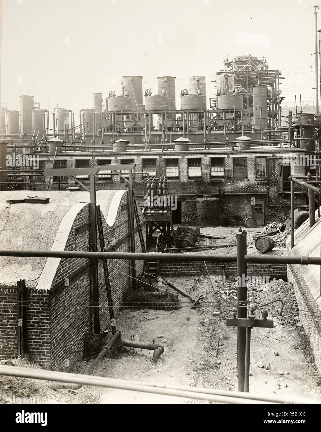 Oil refining 20th century hi-res stock photography and images - Alamy
