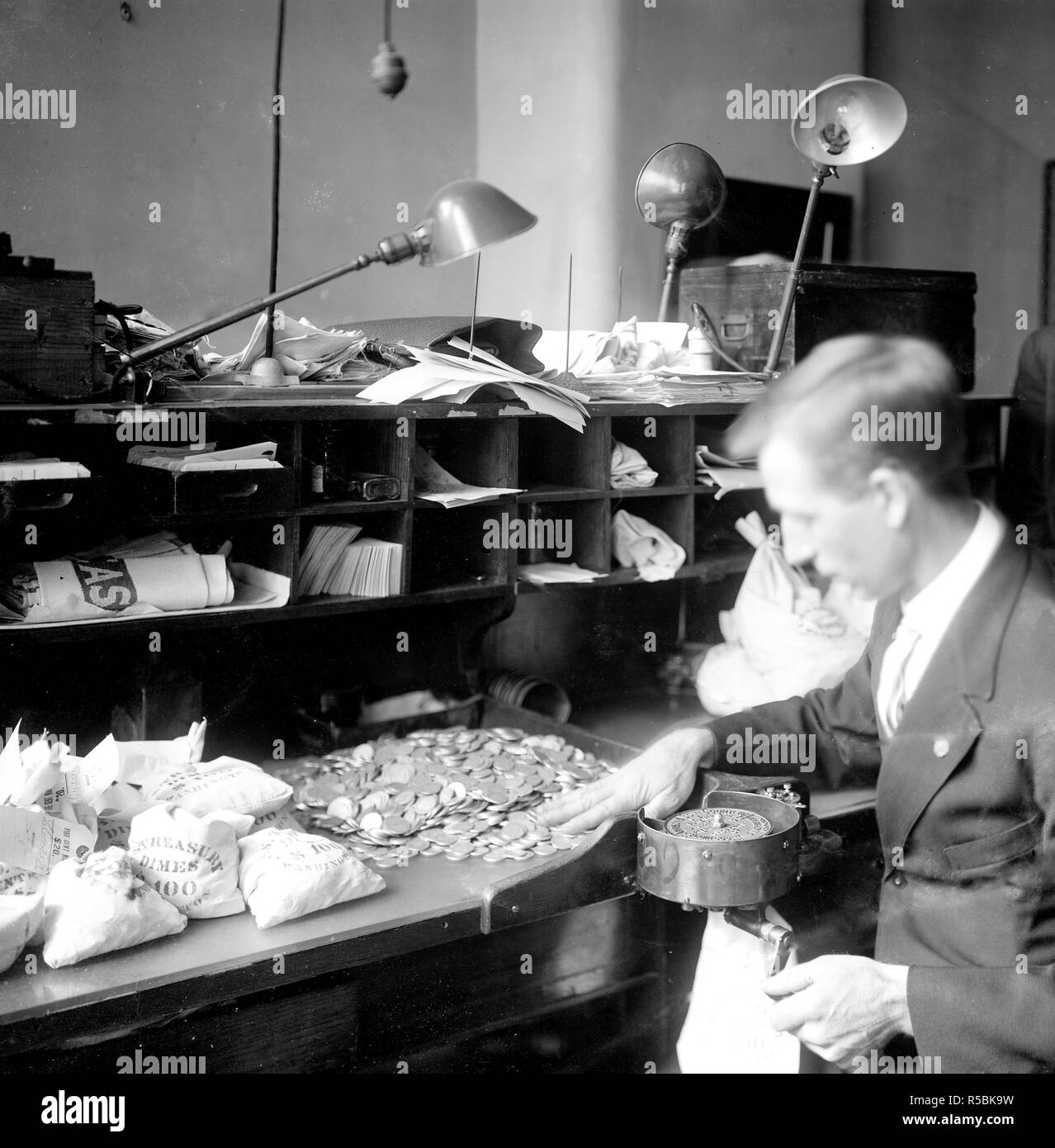 Counting dimes in US Treasury ca. 1910-1920 Stock Photo - Alamy